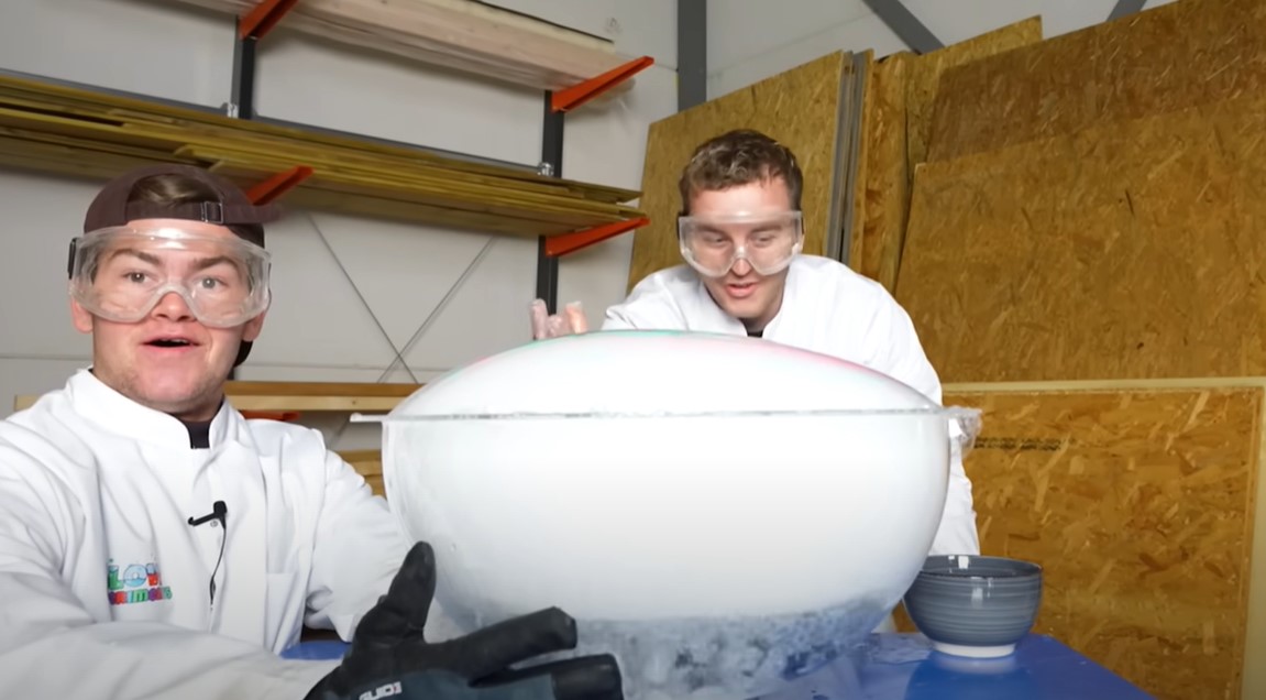 Bekende YouTubers gebruiken plastic halve bollen - Bolgigant